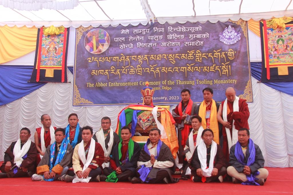 Khenpo ascension to the Thasung Tsholing monastery throne