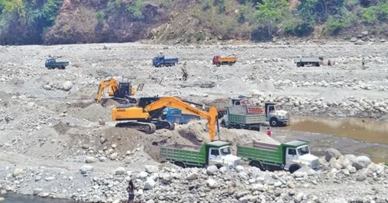 नदी उत्खनन् राेक्न खटिएका प्रहरीमाथि आक्रमण, दुई जना घाइते